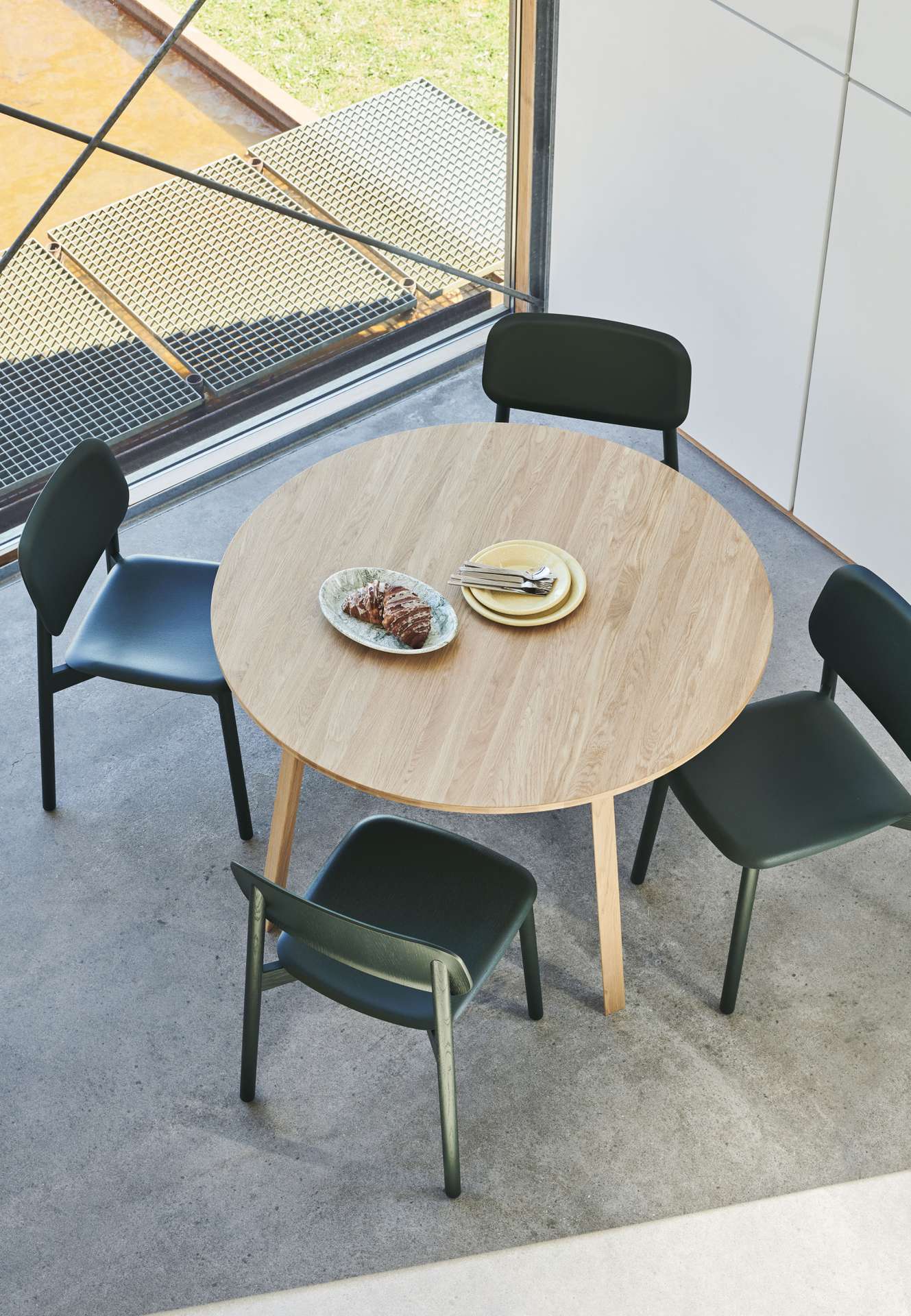 HAY HAY tafel Triangle Leg rond - Eiken gezeept kopen? Shop eettafels ...