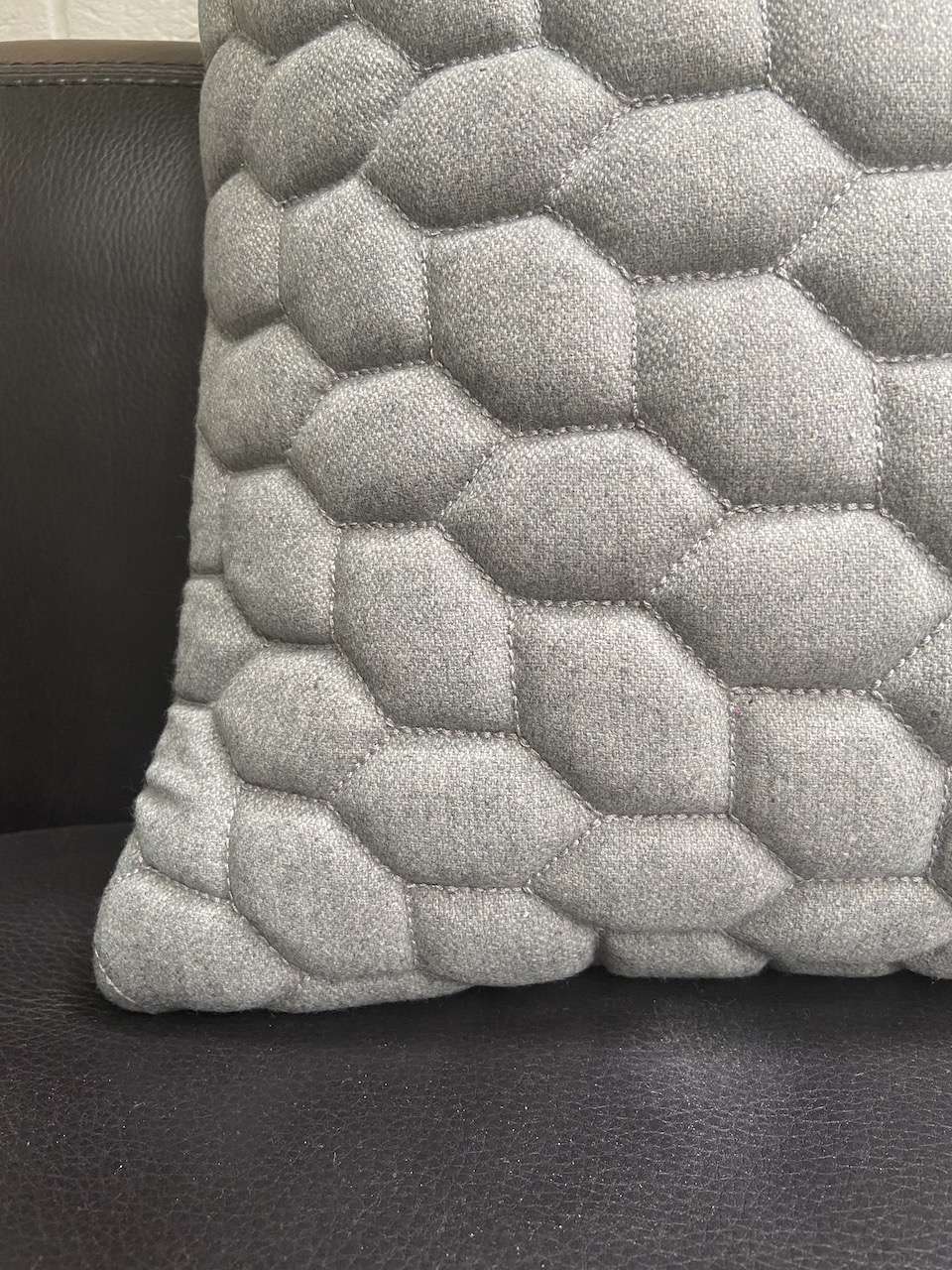 VOLT studio Kussen Big cells felt grey kopen? Shop kussens bij Loods 5